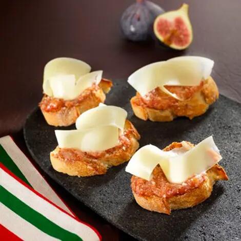 Toasts à la figue et fromage de brebis - Recette au fromage