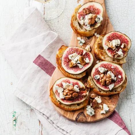 Toasts figue, roquefort et noix - Recette au fromage