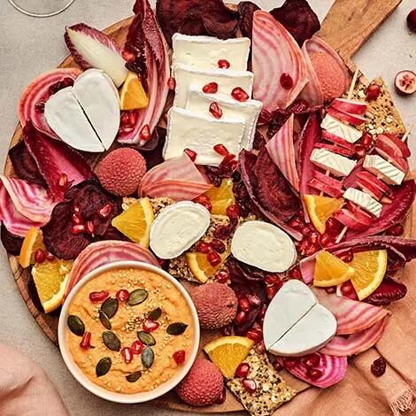 Planche houmous et fromage de Saint-Valentin