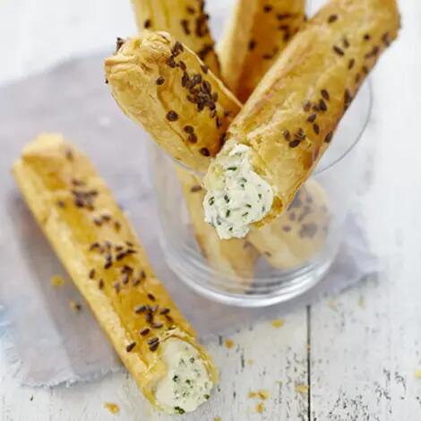 Feuilletés au fromage frais ail et fines herbes - Recette au fromage