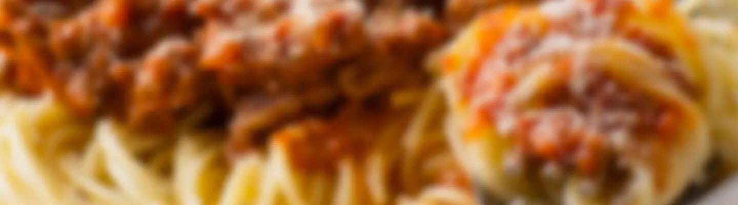 Spaghetti bolognaise au fromage râpé italien - Recette au fromage