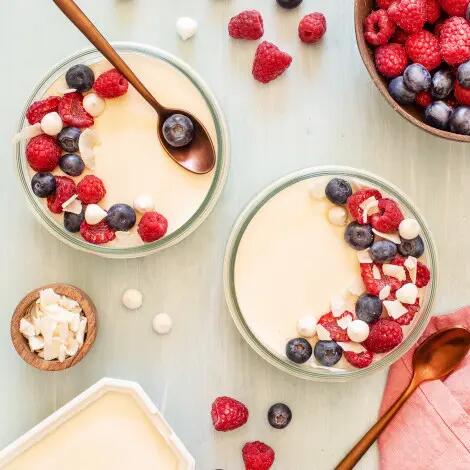 Panna cotta aux fruits rouges, noix de coco et fromage frais - Recette ...