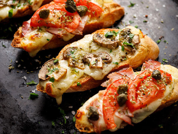 P'tites tartines de fromage frais, jambon, tomates et fromage de brebis ...